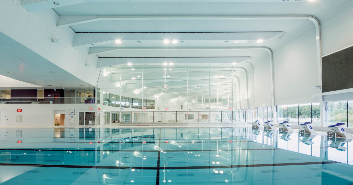 Energie-efficient wedstrijdbad met internationale allure Hofbad Den ...